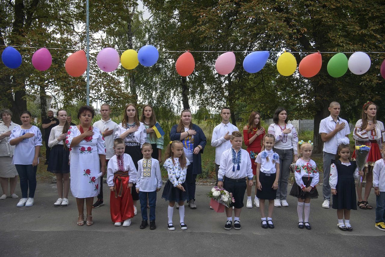 De eerste schooldag in Oekraïne, scholen met schuilkelder ontvangen ...
