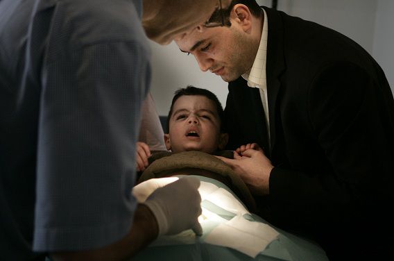 Raad van Europa vindt rituele jongensbesnijdenis mishandeling - NRC