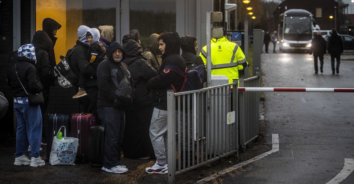 Inspectie ziet ‘onveilige situatie’ in overvol Ter Apel - NRC