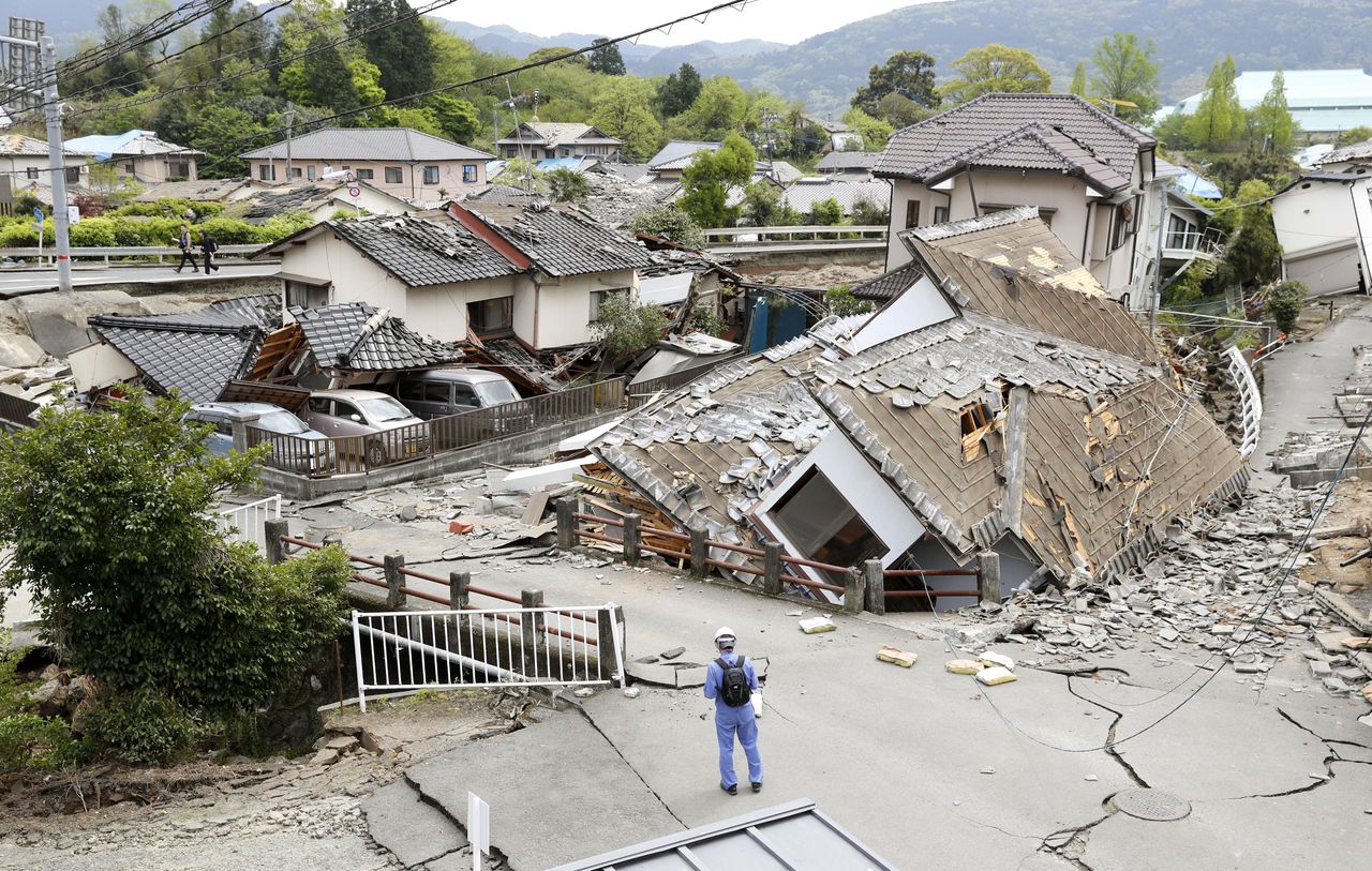 Veel doden en gewonden na aardbevingen Japan - NRC