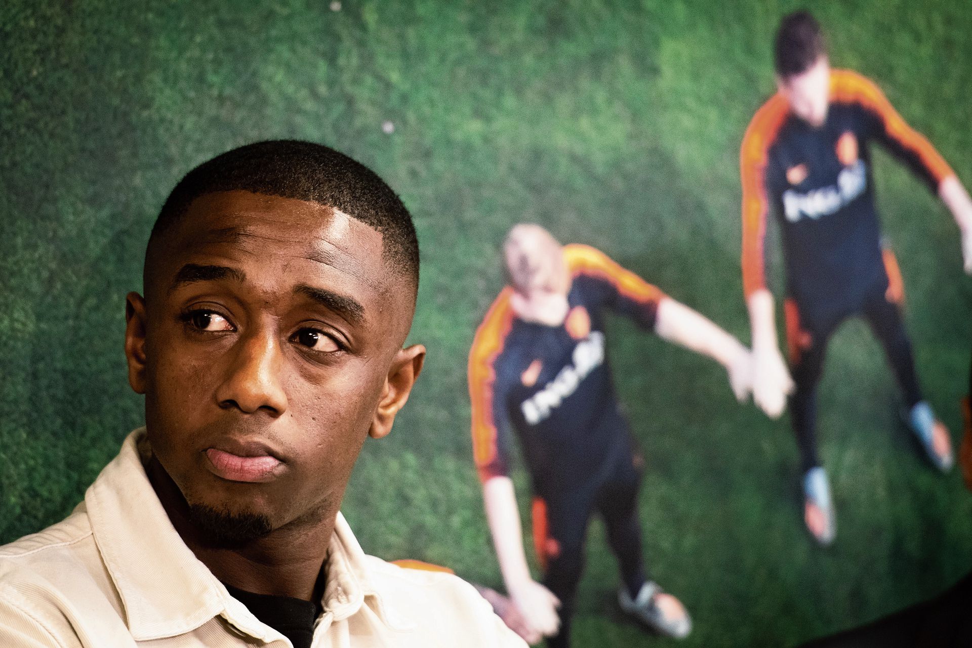 Ahmad Mendes Moreira over de oerwoudgeluiden tegen Brian Brobbey ...