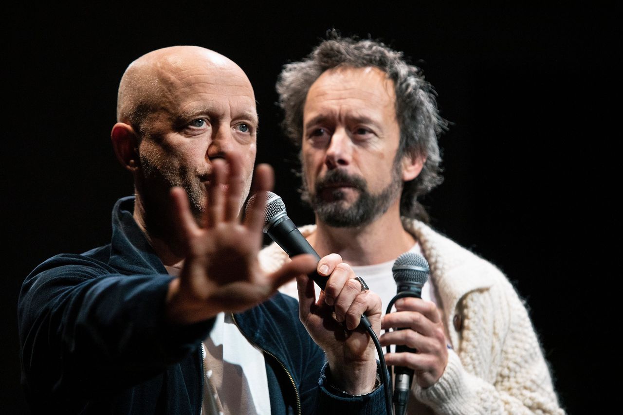 Twee acteurs wagen zich aan stand-up: ‘Het lukt ons niet. En dat is dan ...