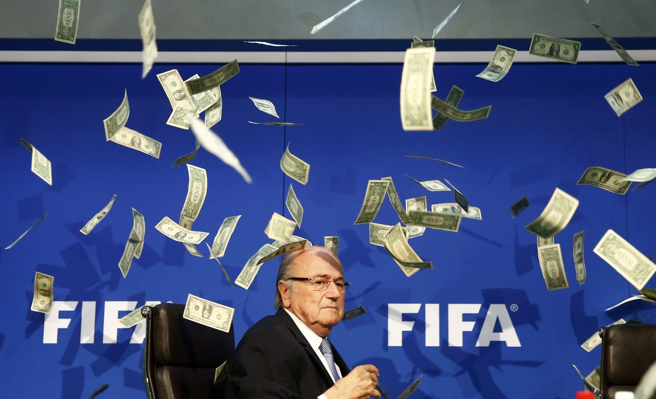 En ineens regent het geld op het hoofd van FIFA-voorzitter Blatter - NRC