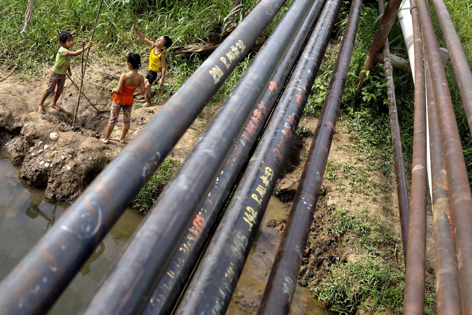 Wat twee speren zeggen over de gewelddadige geschiedenis van Shell - NRC