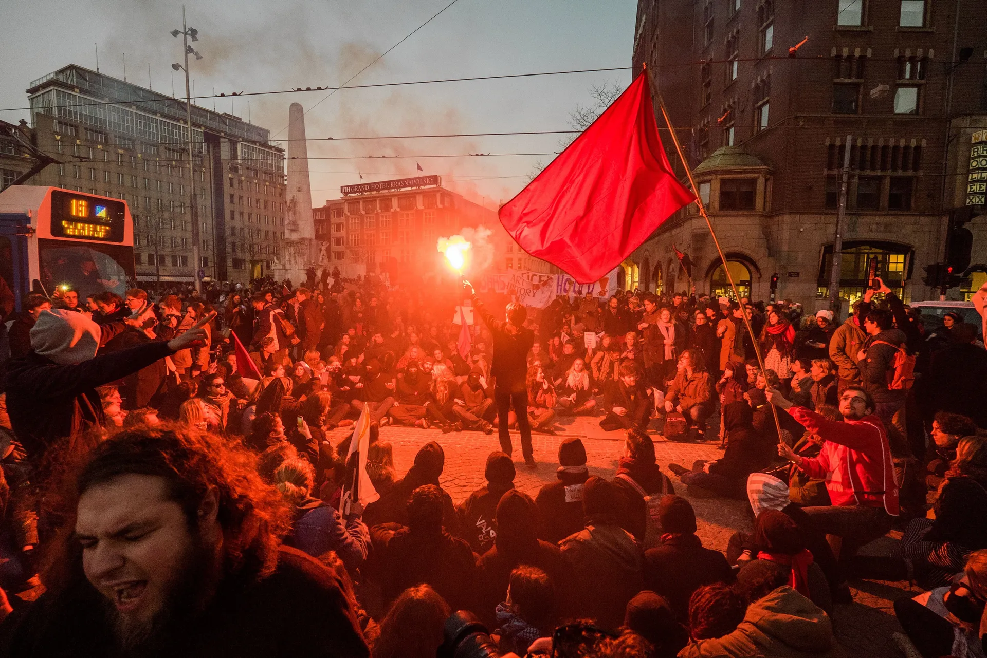 Bombardement van een prof en de bezetting van een kernreactor ...
