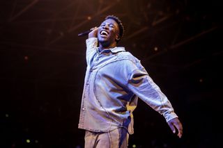 Vrolijk, dansbaar en een beetje tragiek: zanger Claude beklimt het ...