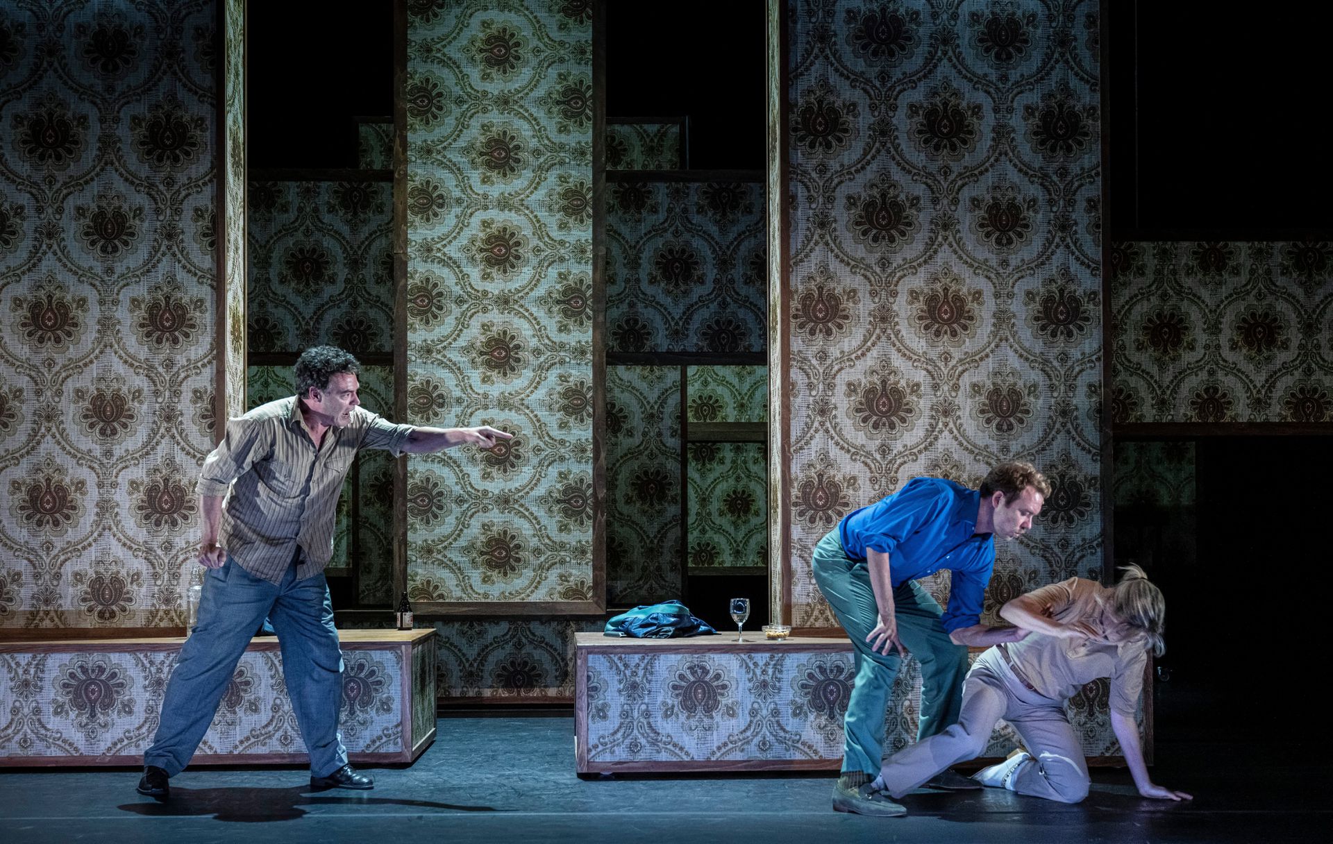 In Hugo Claus’ drama ‘Vrijdag’ dwarrelt de moraal neer - NRC