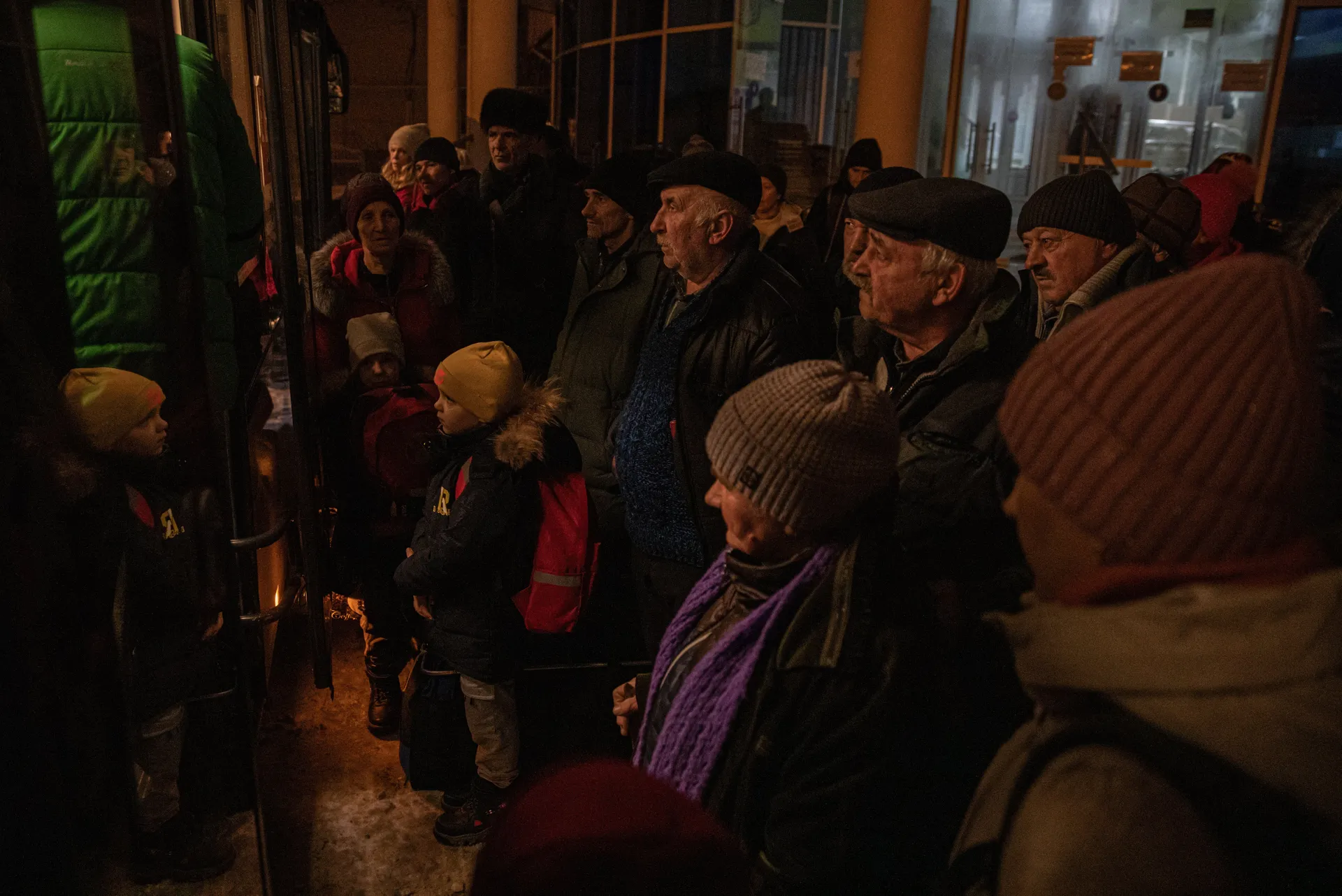 Via de enige Oekraïense grensovergang met Rusland die nog open is, komen dagelijks tientallen ...