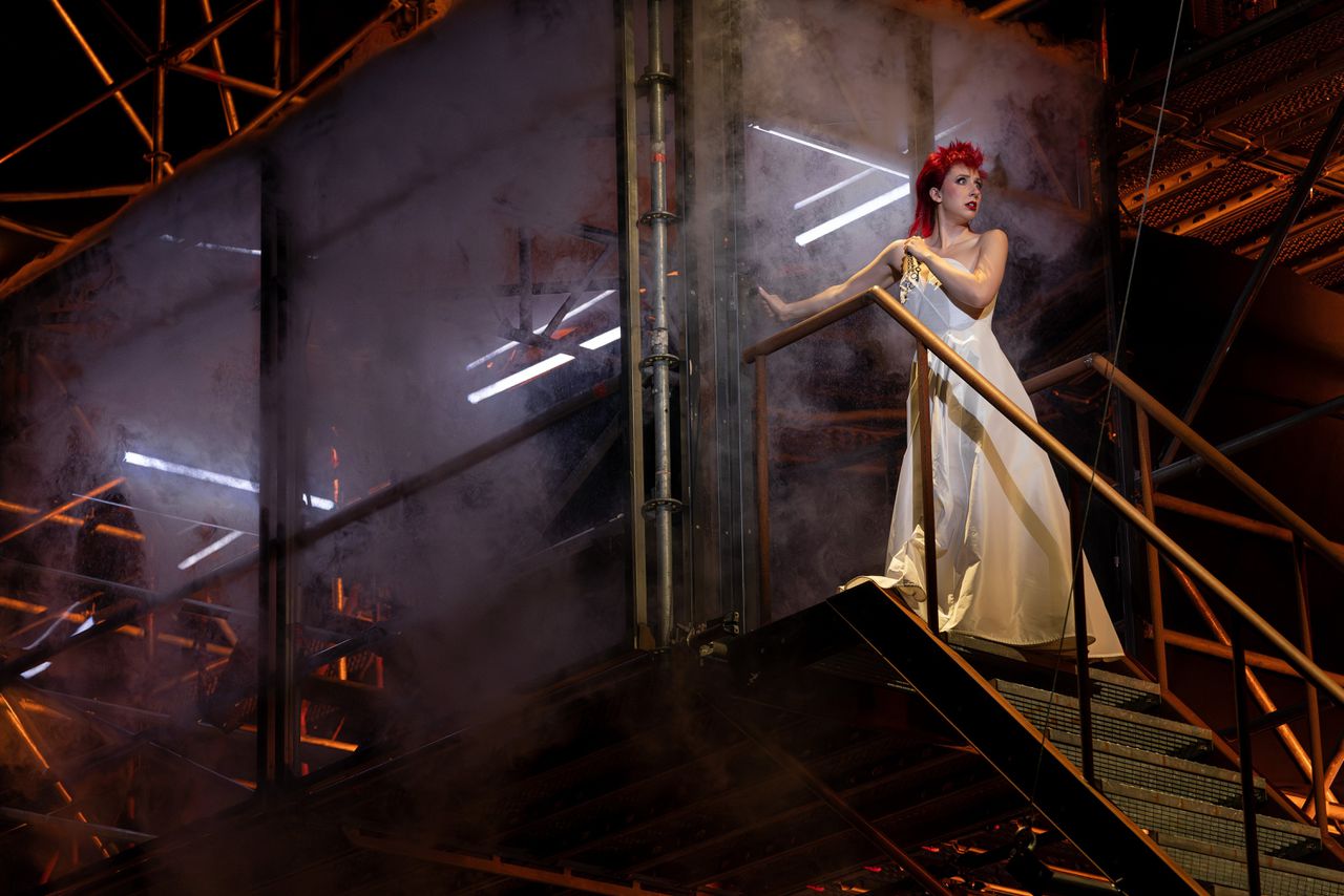 Van rockritmes naar barok-baslijnen in ‘Bluebeard’ van Holland Opera - NRC