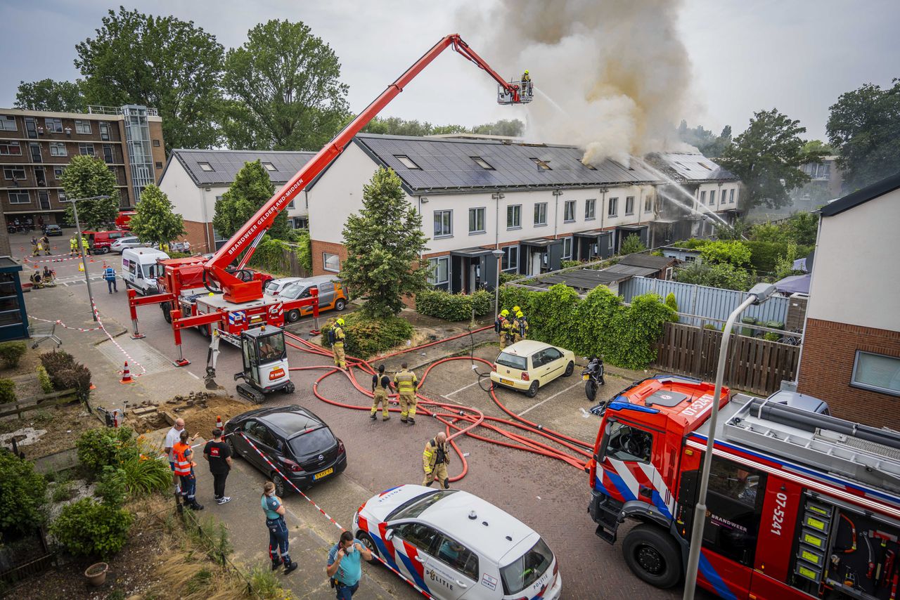 Een grote brand in Arnhem roept vragen op over de brandveiligheid van zonnepanelen - NRC