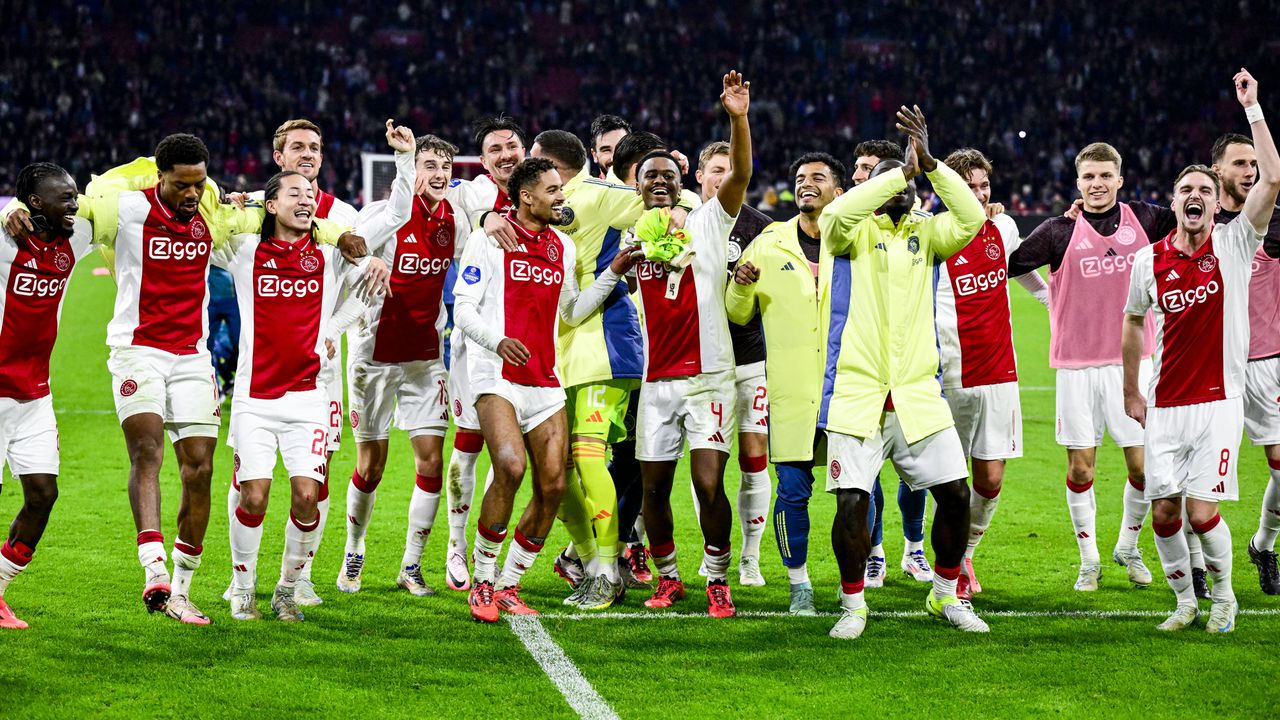 Klem tussen drie Ajacieden komt de spil van PSV niet meer aan opbouwen ...