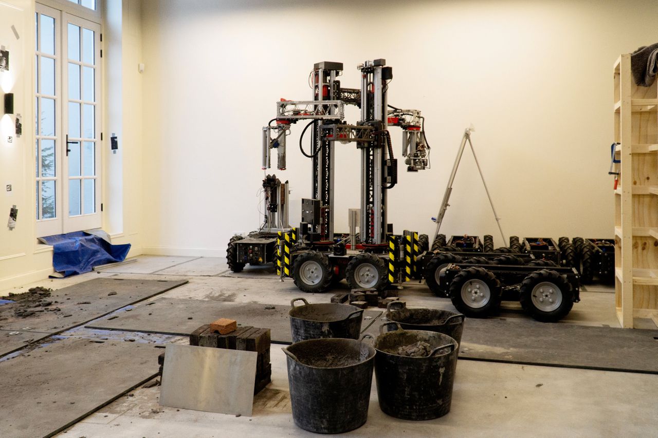 Er zijn geen metselaars, dus metselt de robot maar. 'We hebben robots ...