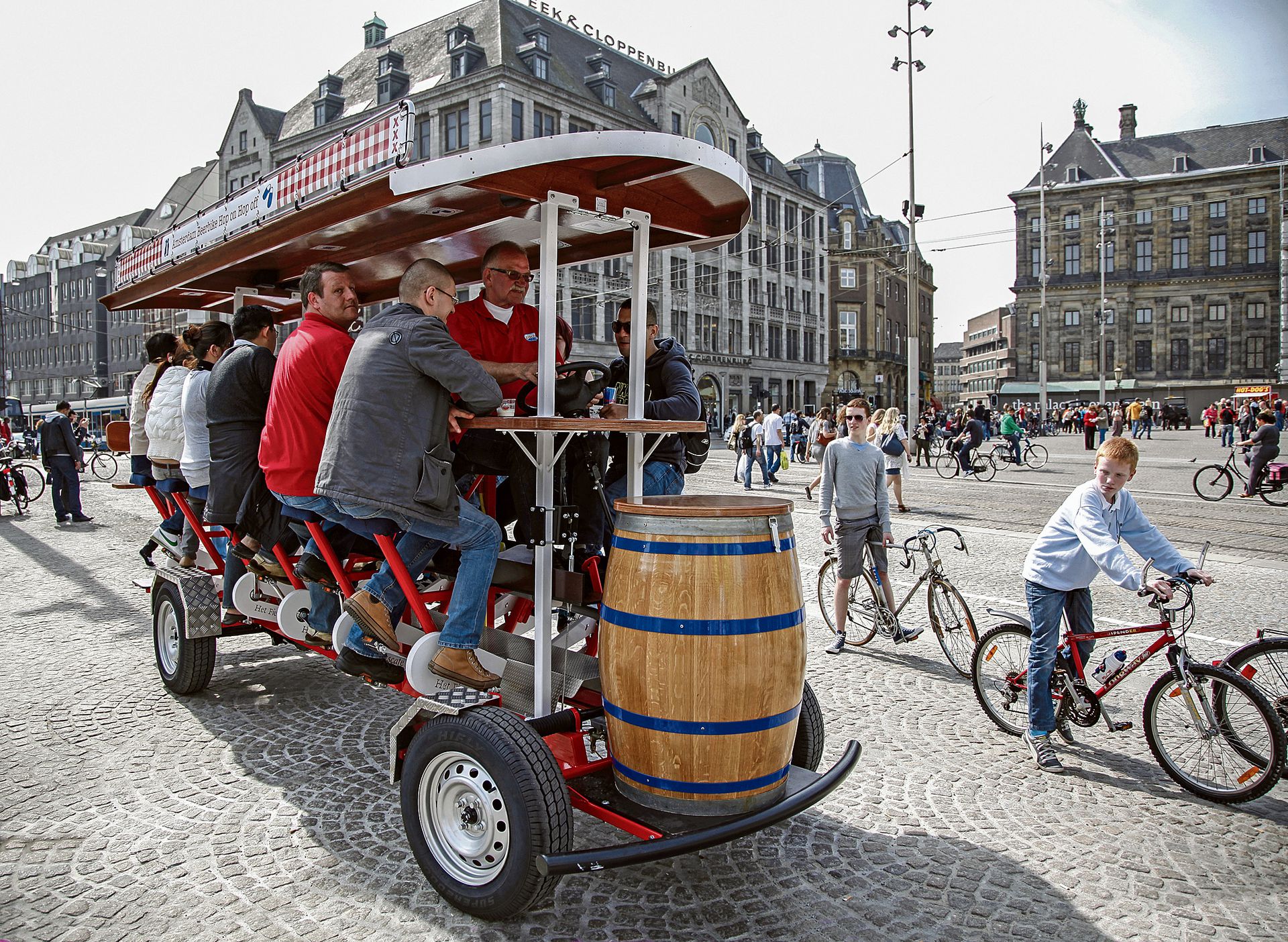 Verbod bierfiets en vieze scooters: einde van tokkies - NRC