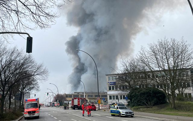 Grote brand in Hamburg inmiddels onder controle, rook blijkt ...