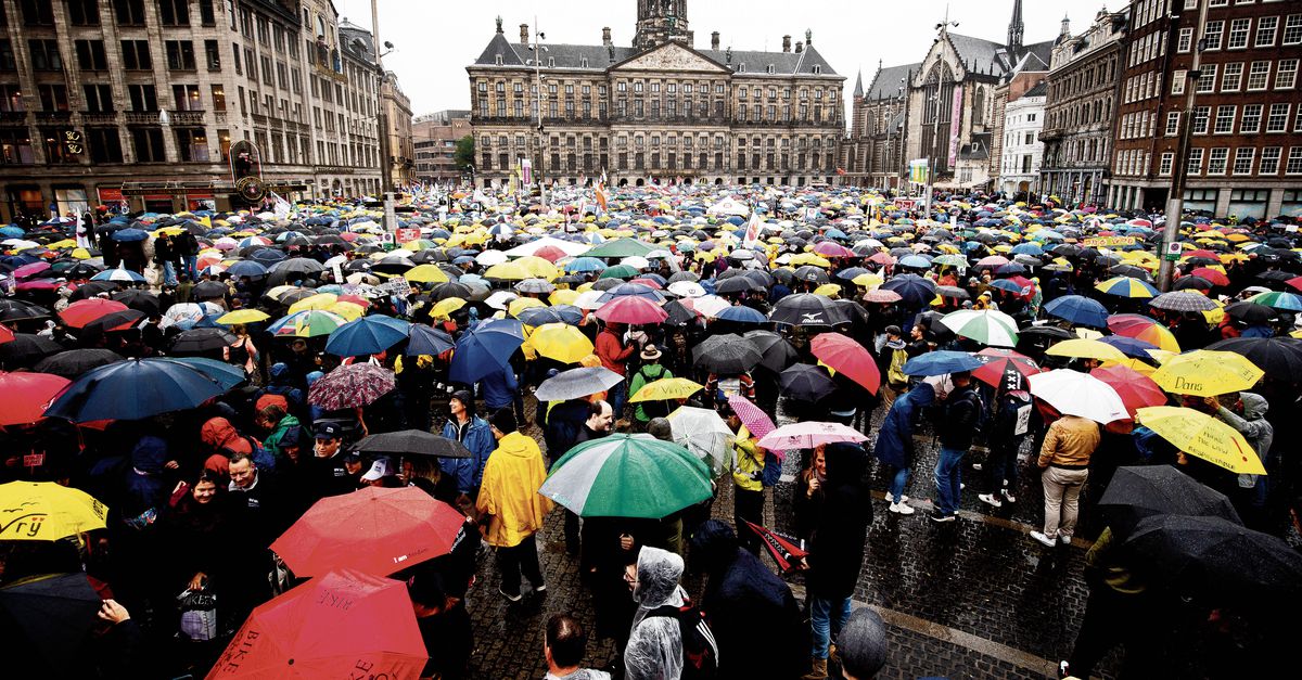 Vertrouwen van het volk win je niet zomaar terug - NRC