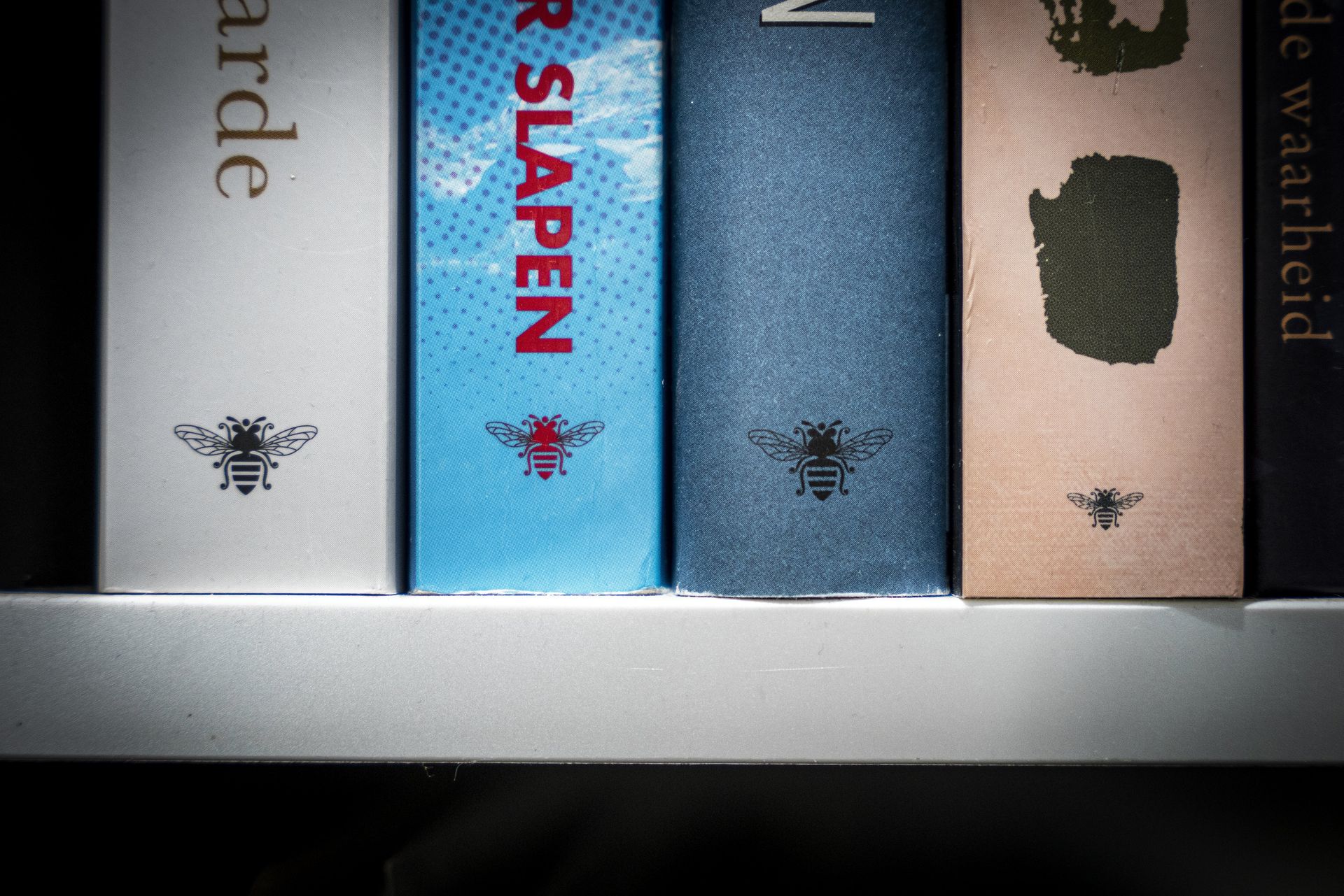 Literaire uitgeverijen hebben het zwaar, De Bezige Bij ontslaat ...