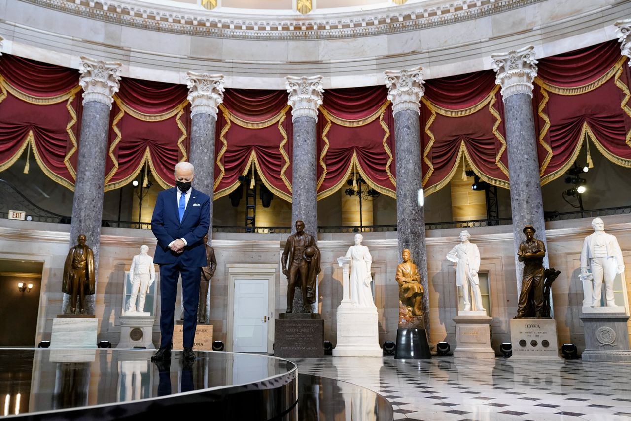 Biden noemt Trump ‘een voortdurende bedreiging voor de democratie’ - NRC