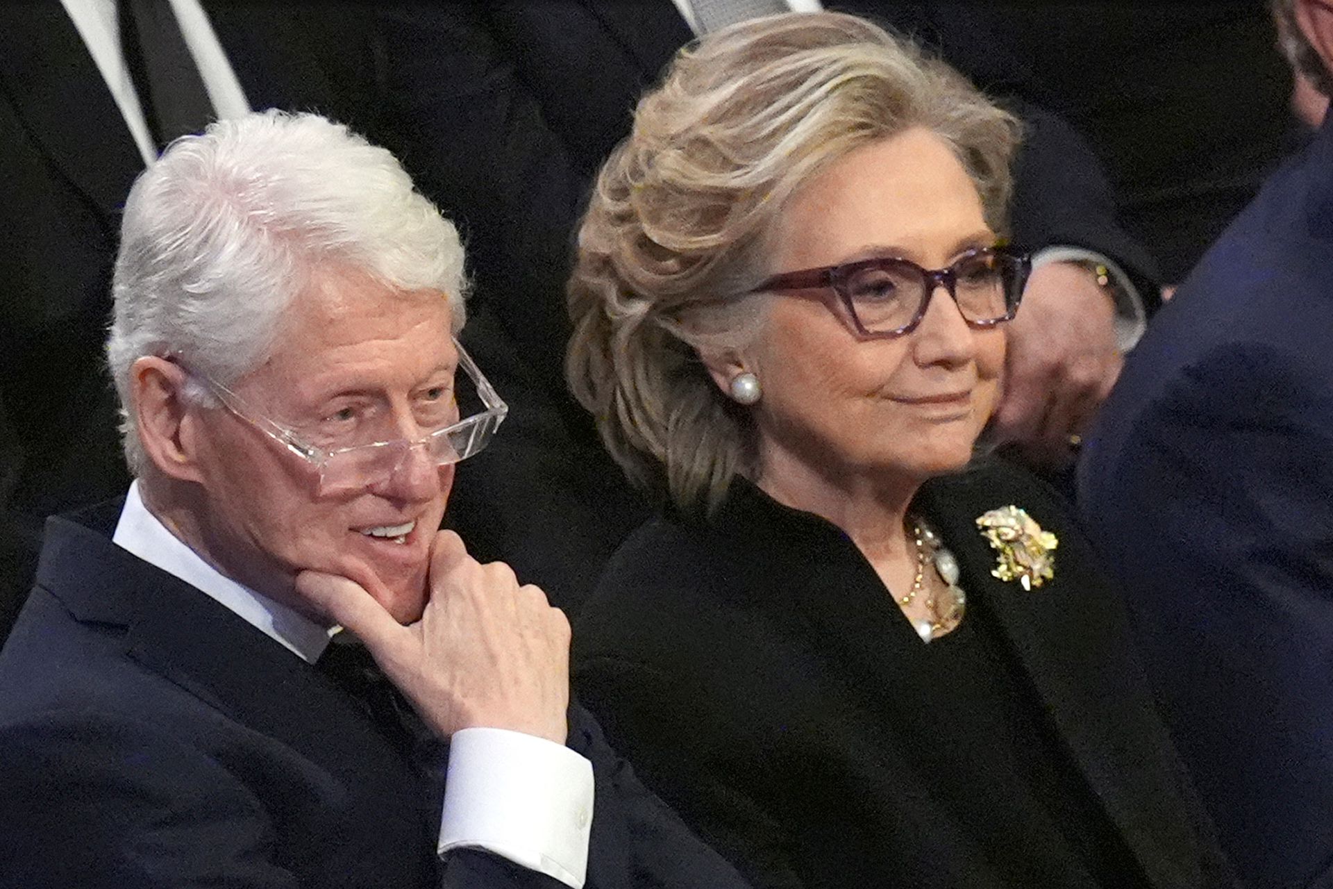 Clintons weigeren te getuigen bij congresonderzoek naar Epstein onder ...