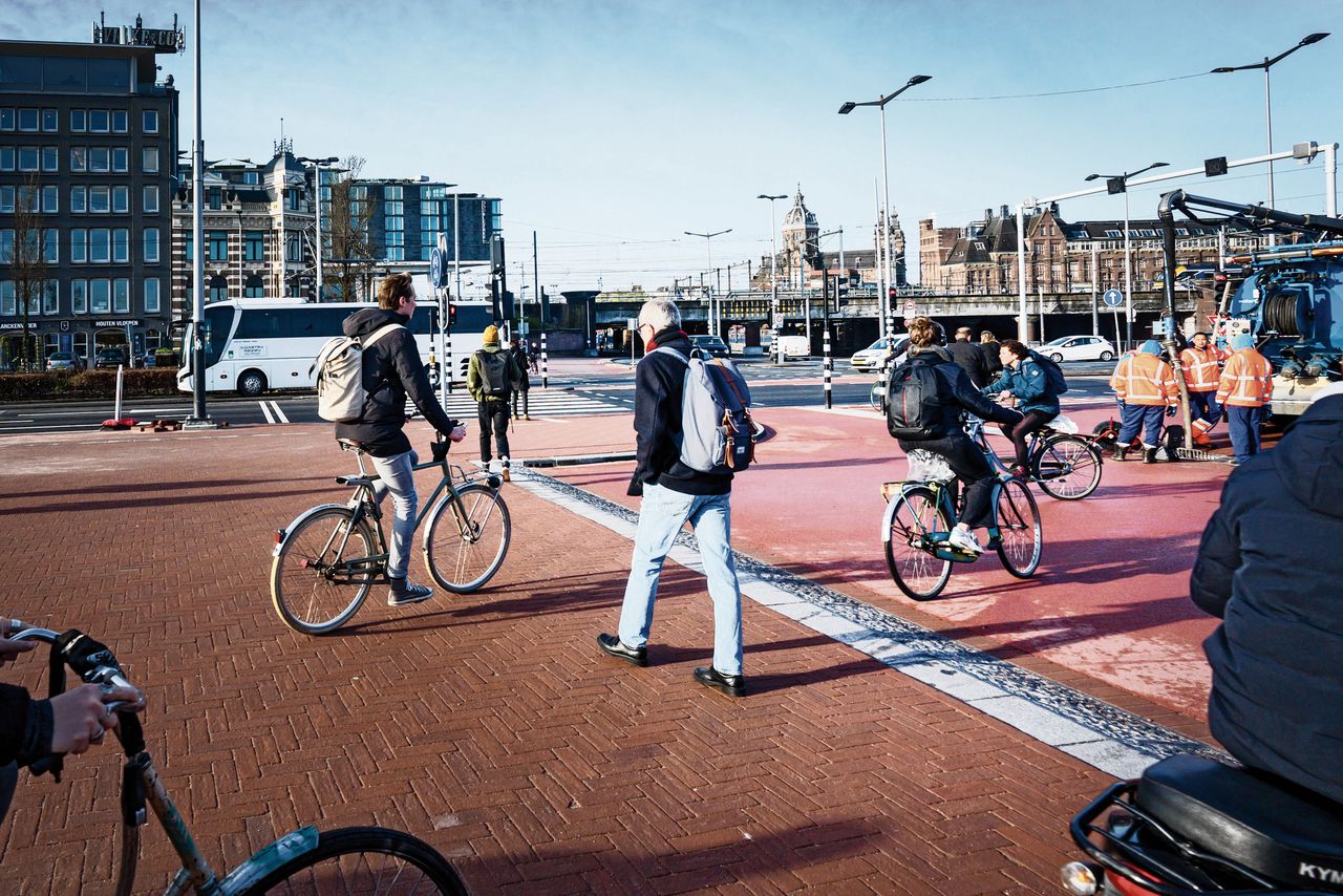 Maak van de hele stad een shared space, dan weet je als voetganger waar ...