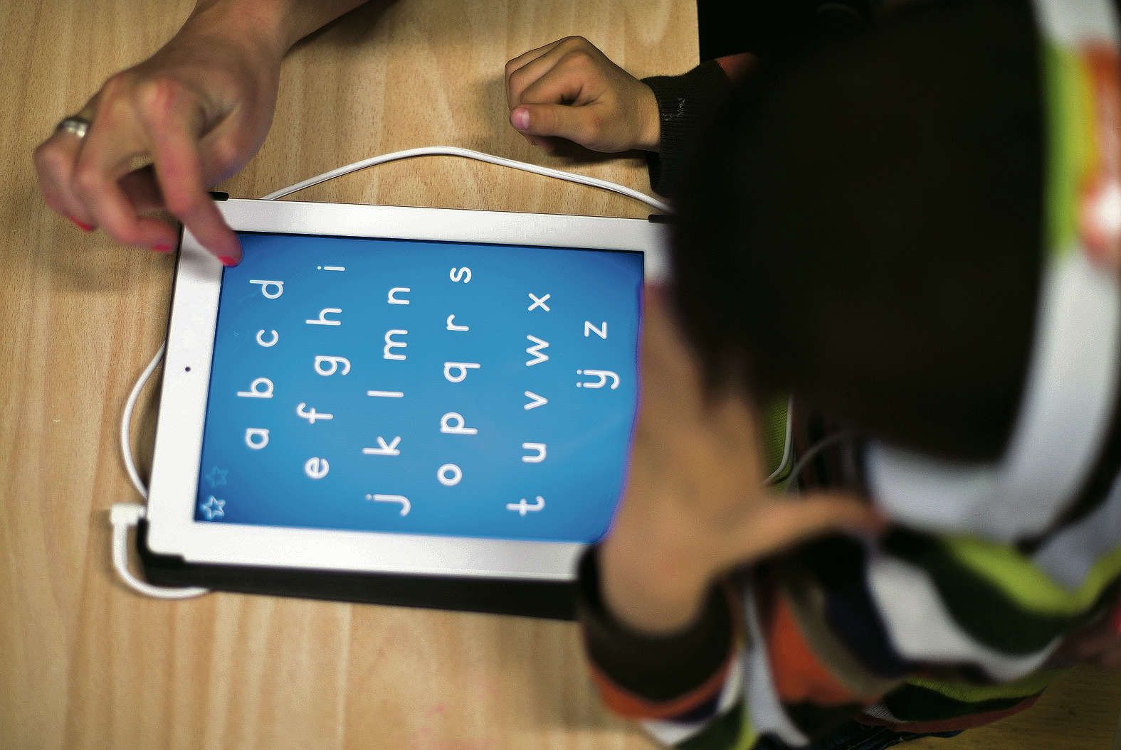 Lekker letters leren op een iPad van school Media 32 - NRC