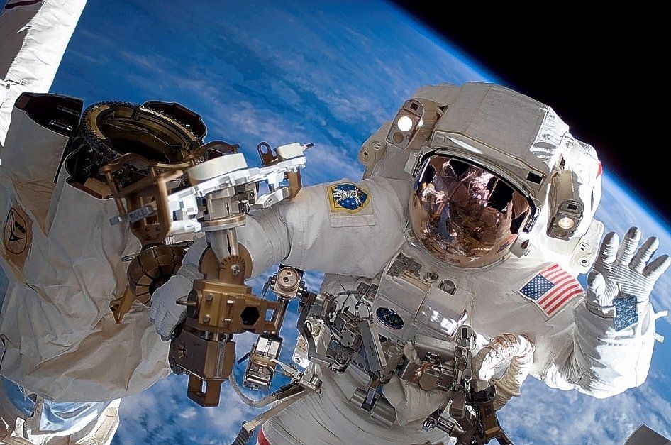 Dit bedrijf maakt de ruimtepakken die astronauten straks aantrekken op ...