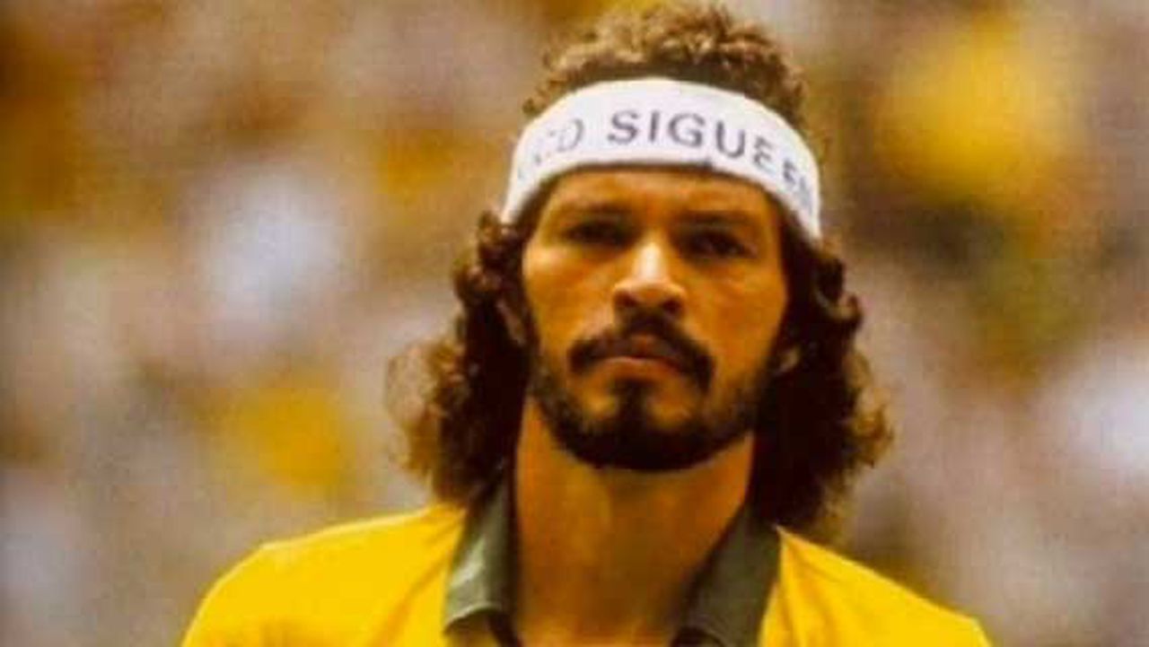Braziliaanse voetballegende Socrates (57) in ziekenhuis overleden - NRC