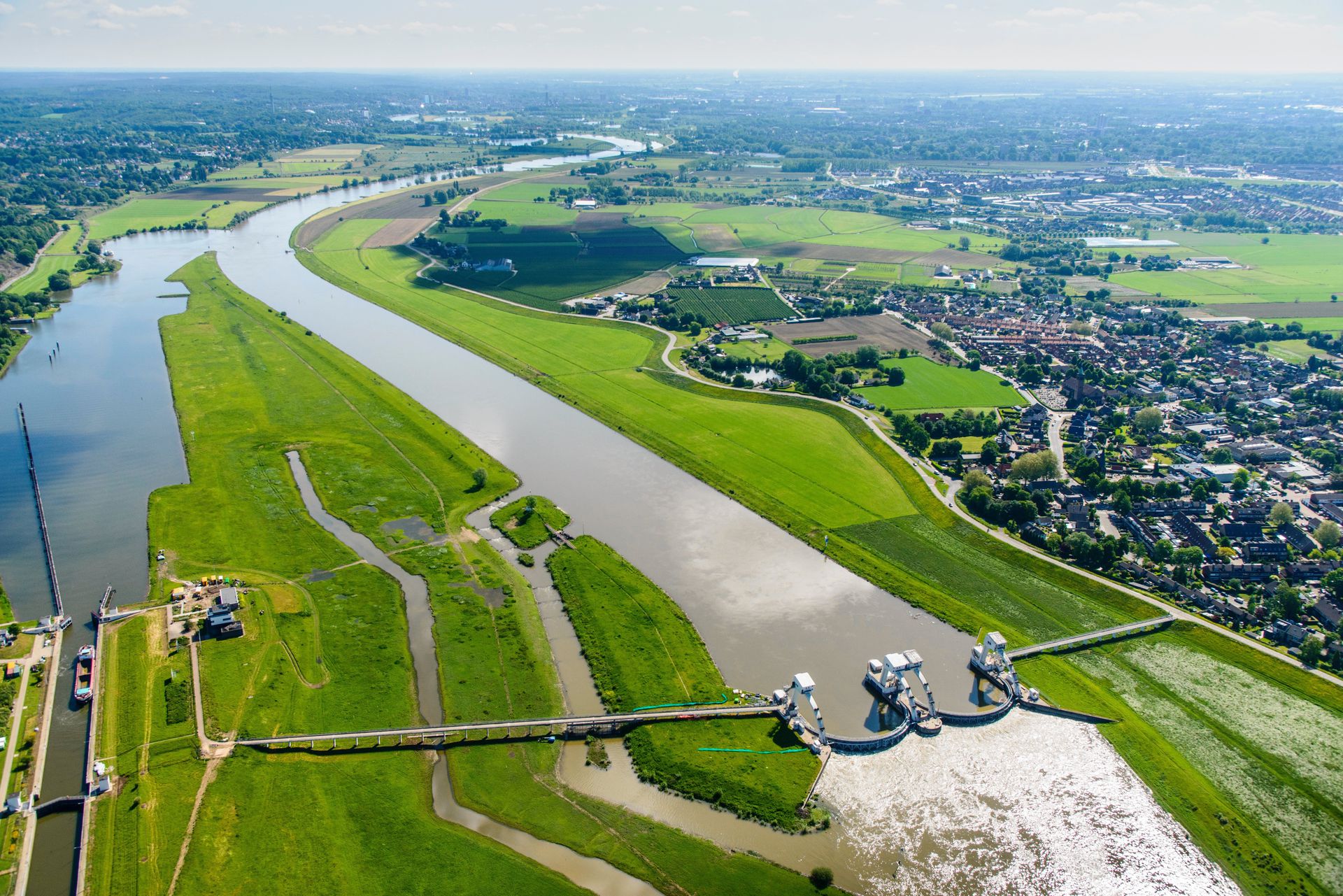 Opinie | De Rijn wordt een regenrivier, tijd voor stuwen en sluizen - NRC
