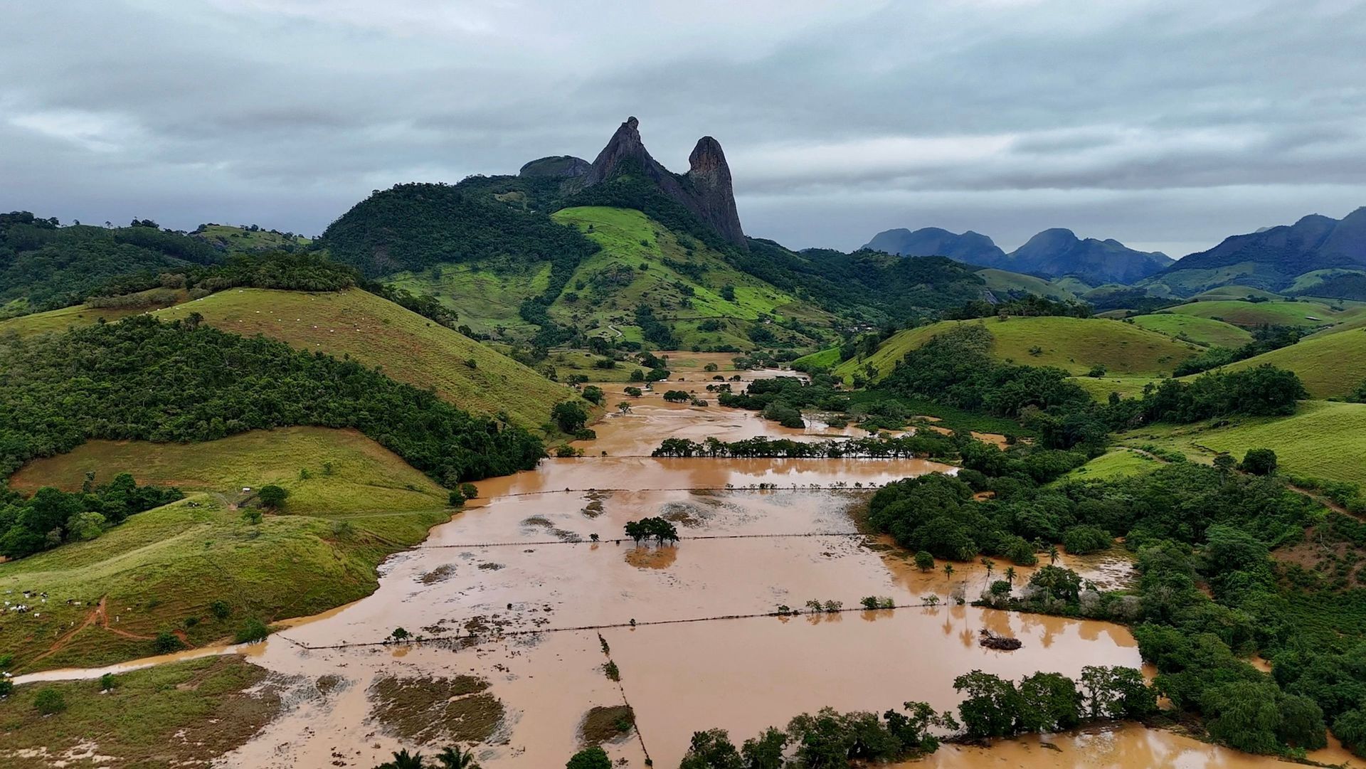 Zeker 25 doden door overstromingen en aardverschuivingen in Brazilië - NRC