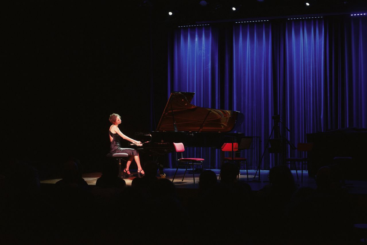 Laat je meedrijven op de tastende muziek van Sarah Neutkens - NRC