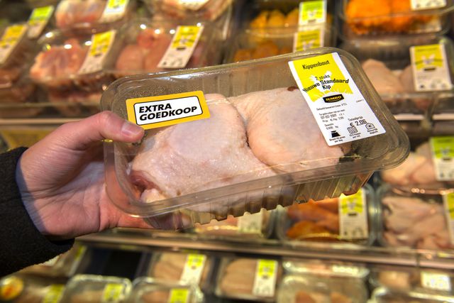 Jumbo stopt met vleesstunten: geen aanbiedingen op vers vlees meer - NRC