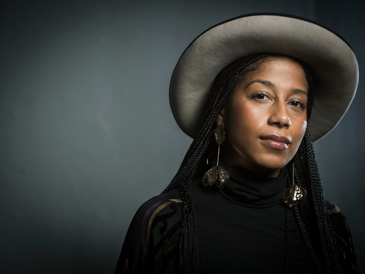 ‘Bluesdichter’ Aja Monet: ‘Poëzie is de lens waardoor ik de wereld zie ...