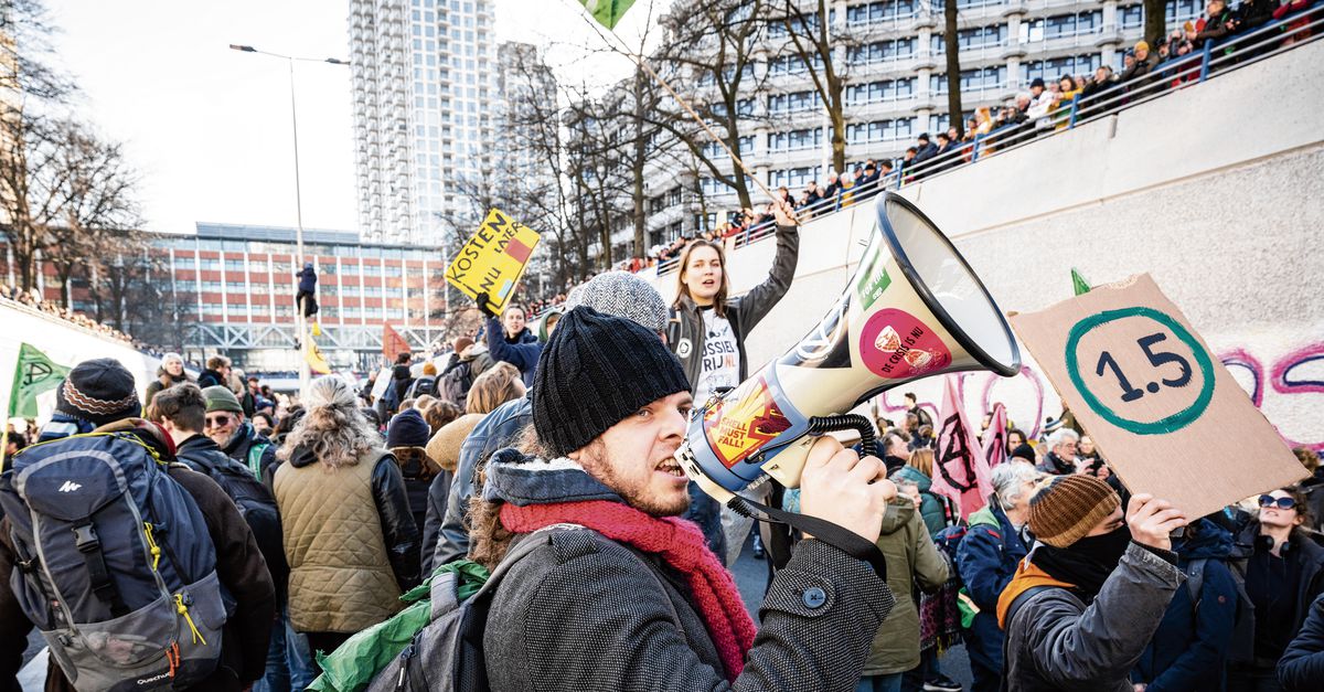 768 mensen aangehouden bij klimaatprotest op de A12 - NRC