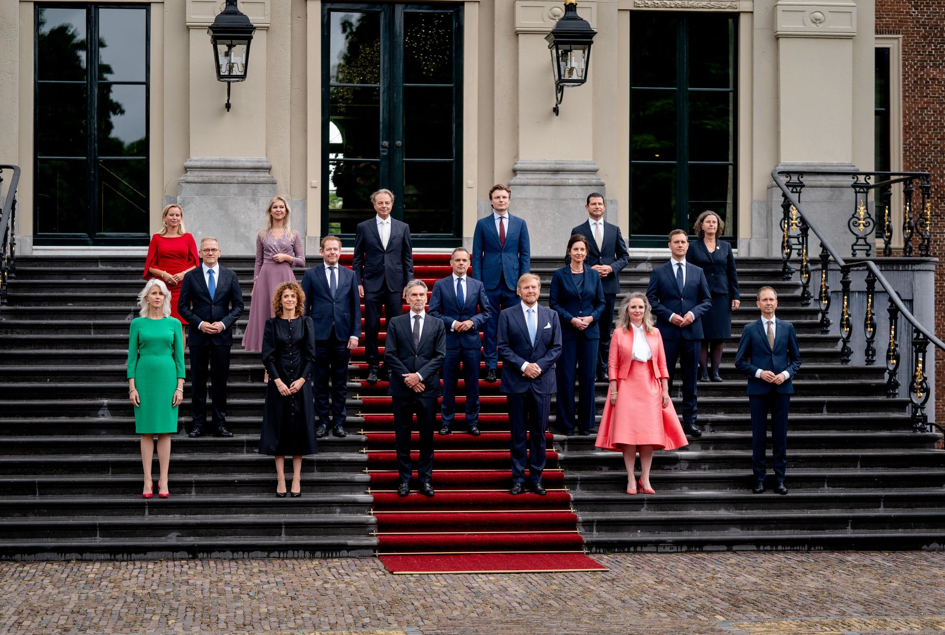 Kabinet na kabinet schuift grote problemen voor zich uit. Kan dat ook ...