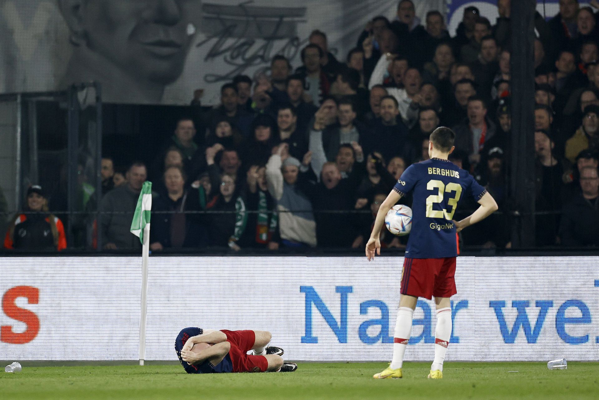 Geweld, intimidatie en homofobie – hoe Feyenoord zijn meest gevreesde hooligans dichtbij houdt - NRC