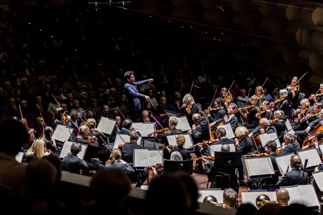 Chef-dirigent Lahav Shani en Rotterdams Philharmonisch nemen afscheid ...