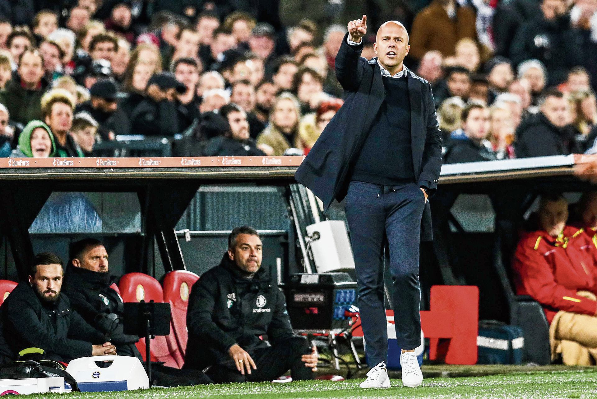 Met trainer Arne Slot is er weer vermaak in de Kuip - NRC