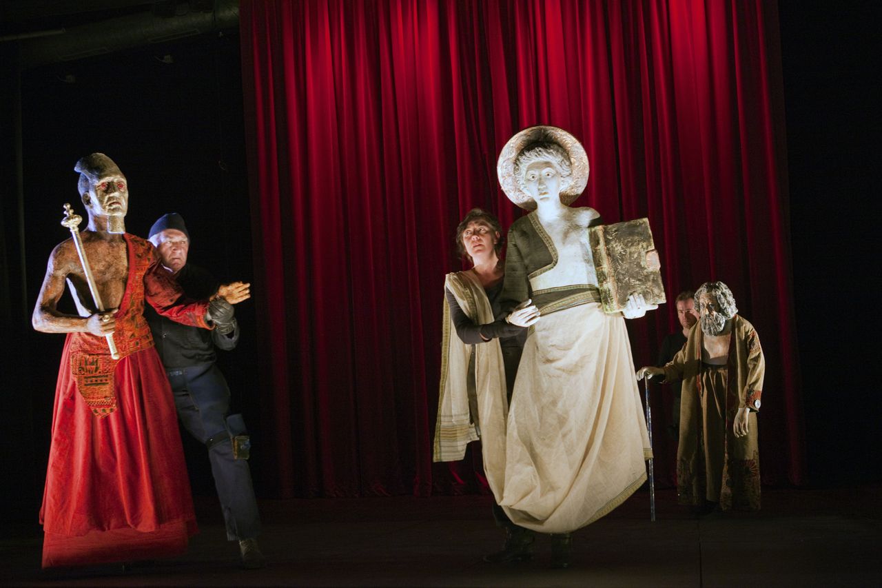 Toneelmaskers vergroten de expressie van acteurs - NRC