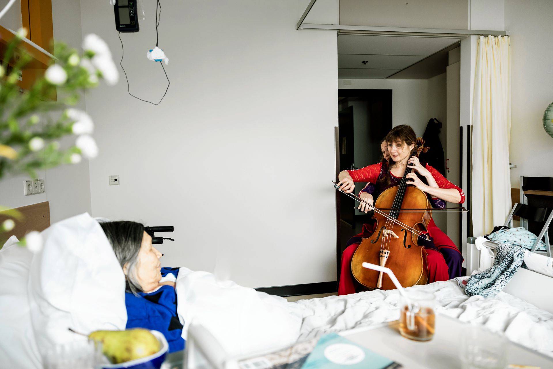 Muziek verzacht pijn: de Nederlandse zorgsector wil kunst en muziek aan ...