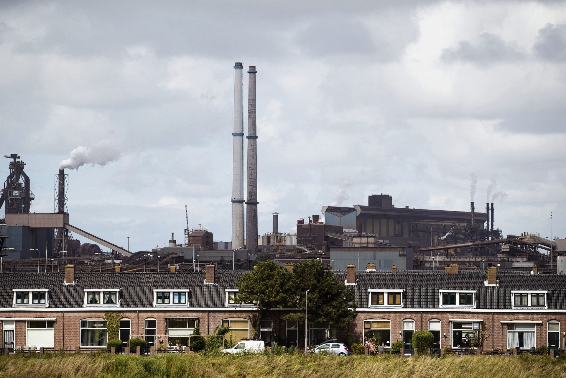 Het regent grafiet uit de fabriek van Tata Steel: ‘Was handen en ...