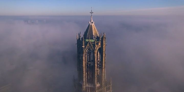 Kijken: adembenemende beelden van de Domtoren in de mist - NRC