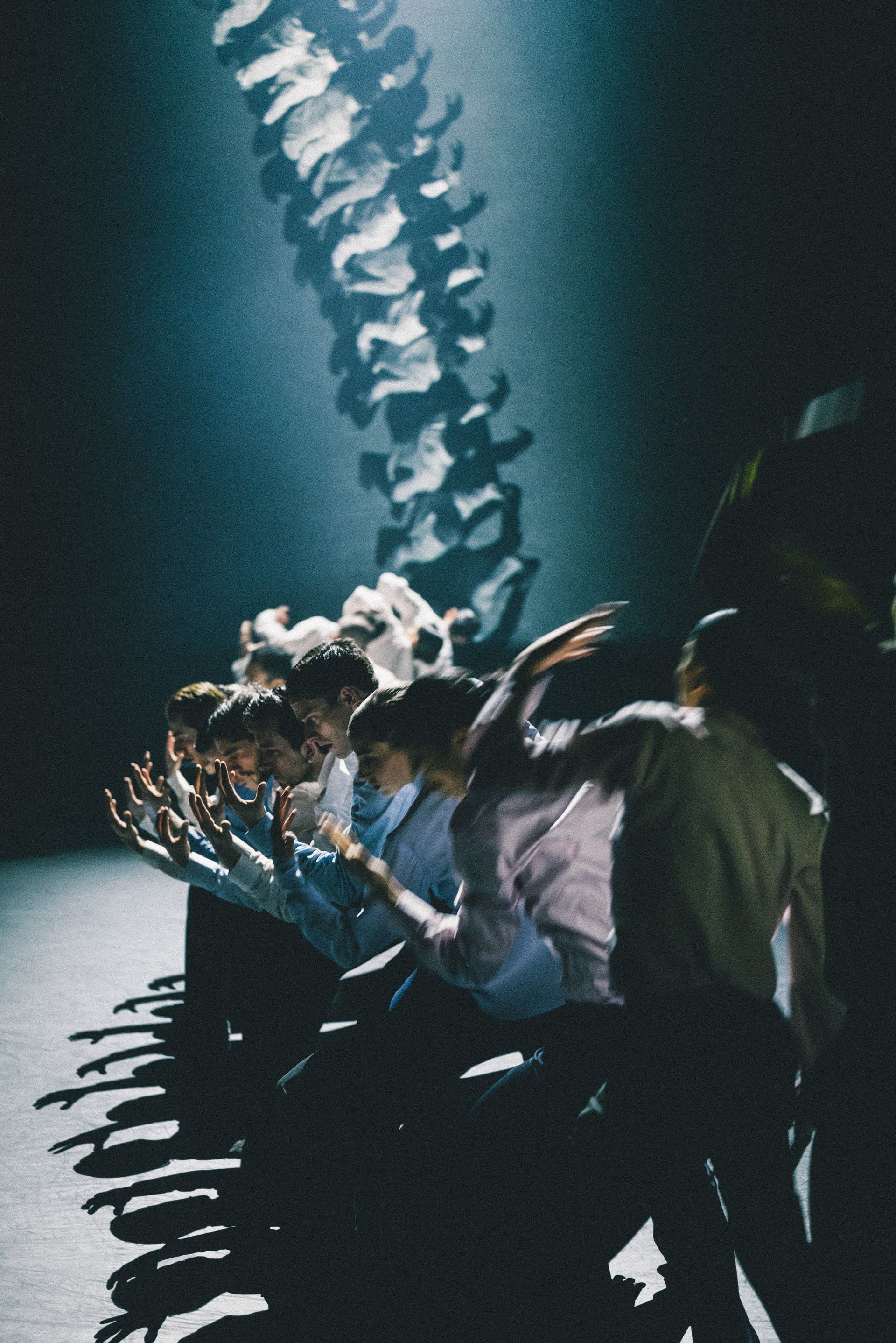 ‘Figures in Extinction’: in tweedelig pak dansen richting de ondergang ...