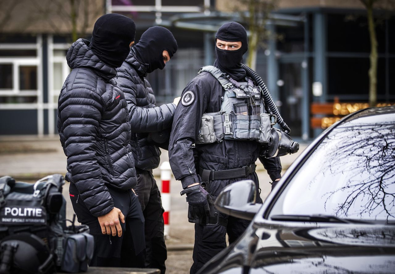 Politie verricht vijf arrestaties vanwege voorbereiden terreurdaad - NRC