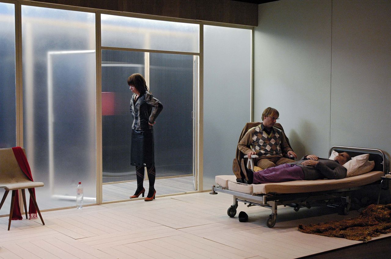 Komedie over rouwen is bitter, grimmig en pijnlijk - NRC