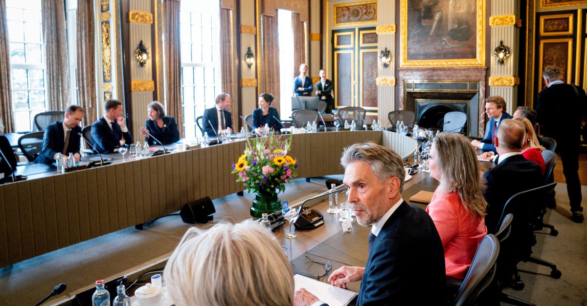 Voor zijn vertrek had Mark Rutte zijn fiets al klaargezet - NRC