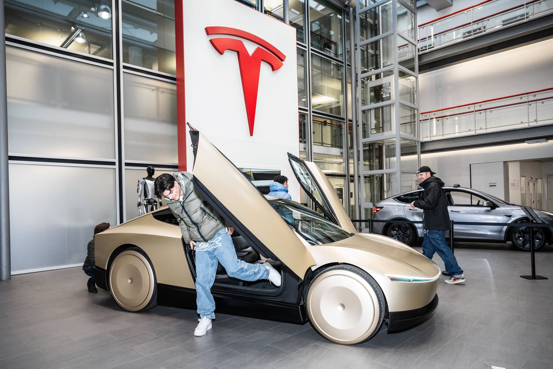De ene na de andere concurrent haakt af. Wint Tesla de race om de ...