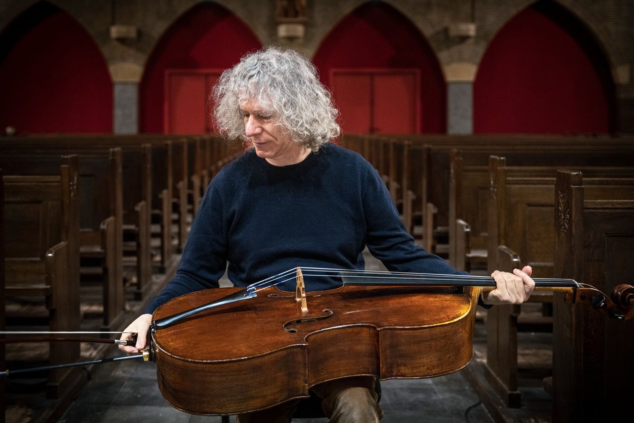Cellist Steven Isserlis: ‘Bach was mijn reden om op te staan’ - NRC
