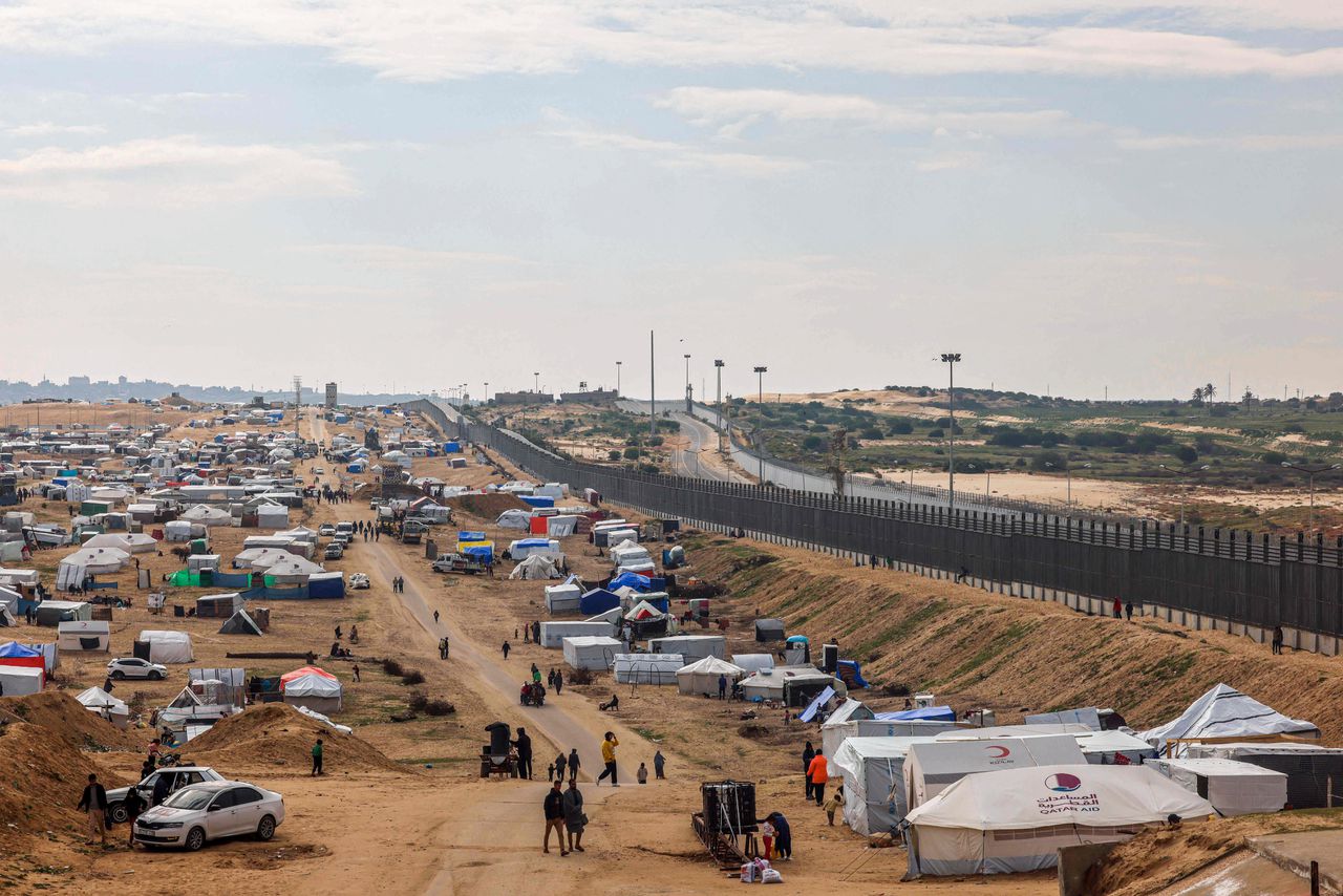 ‘Egypte bouwt groot tentenkamp aan grens met Gaza’ - NRC