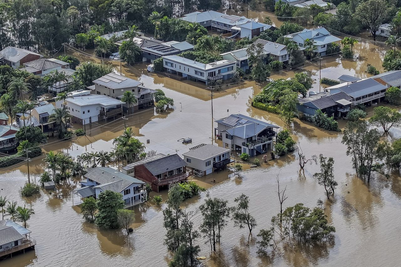 Inwoners van Zuidoost-Australië peddelen door ondergelopen straten na ...
