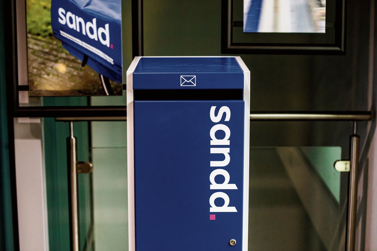 Postbedrijf Sandd komt met een concurrerende kerstzegel van 50 cent - NRC