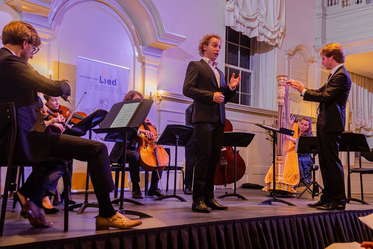 Bariton Steffani en Camerata RCO dwalen door mysteries van de nacht - NRC